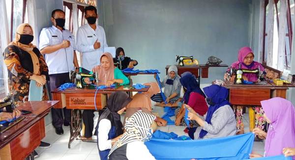 Camat Rambang Bagikan Ribuan Masker Produksi Lokal - Kabar Serasan